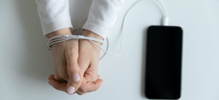 Nomophobia Symptoms, Causes, Effects and Treatments - Dr. Axe