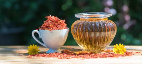 Safflower Oil Benefits, Uses, Risks, Side Effects and How to Use - Dr. Axe
